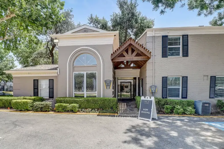 The Monroe Dallas | Rise Apartments