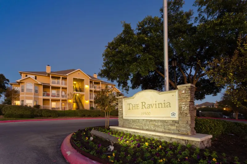 The Ravinia Apartments San Antonio | Rise Apartments